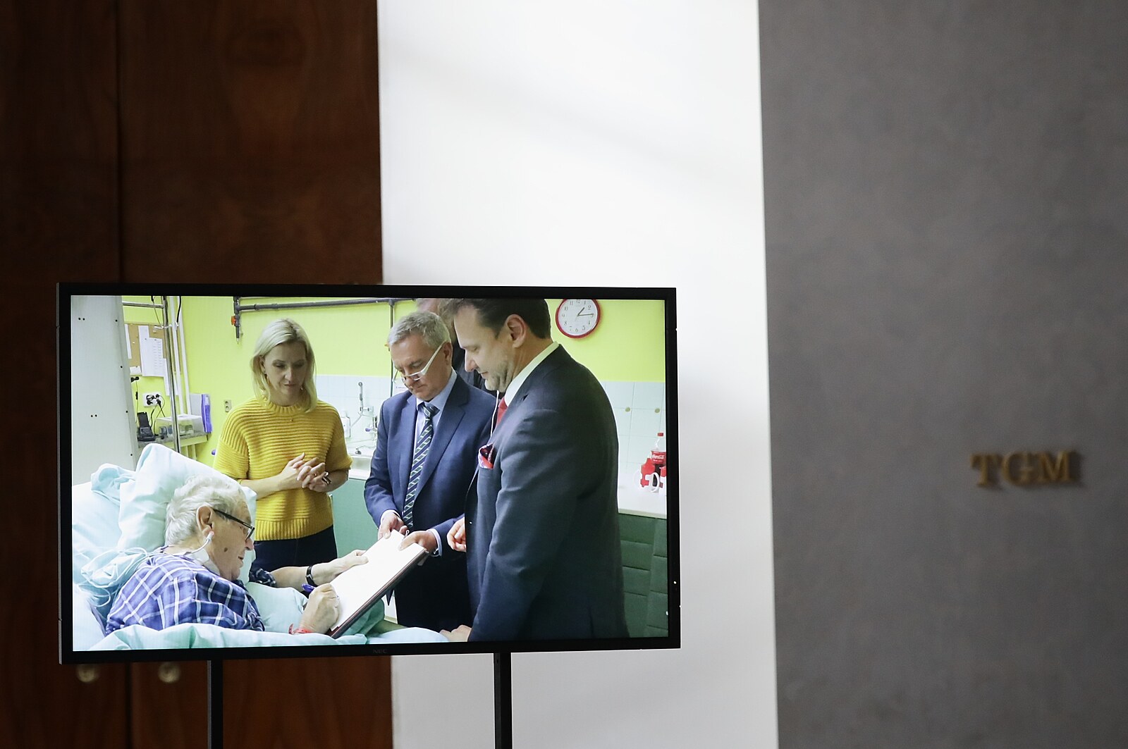 HNonline.sk - Zeman s covidom vymenoval nového premiéra. S respirátormi a cez sklo