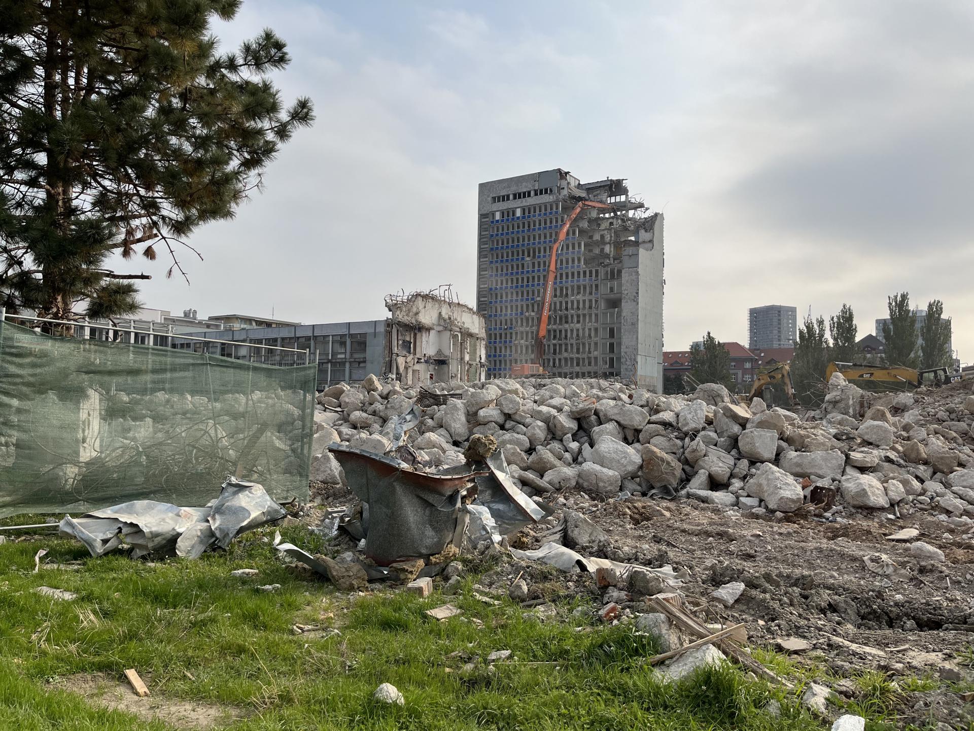 Legendárny Istropolis zmizne do jari. Takto aktuálne pracuje unikátny ...