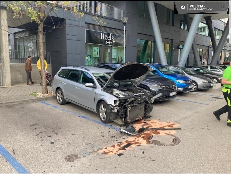 HNonline.sk - Nehoda v Petržalke. Vodič vo vysokej rýchlosti vyletel z cesty na parkovisko ...