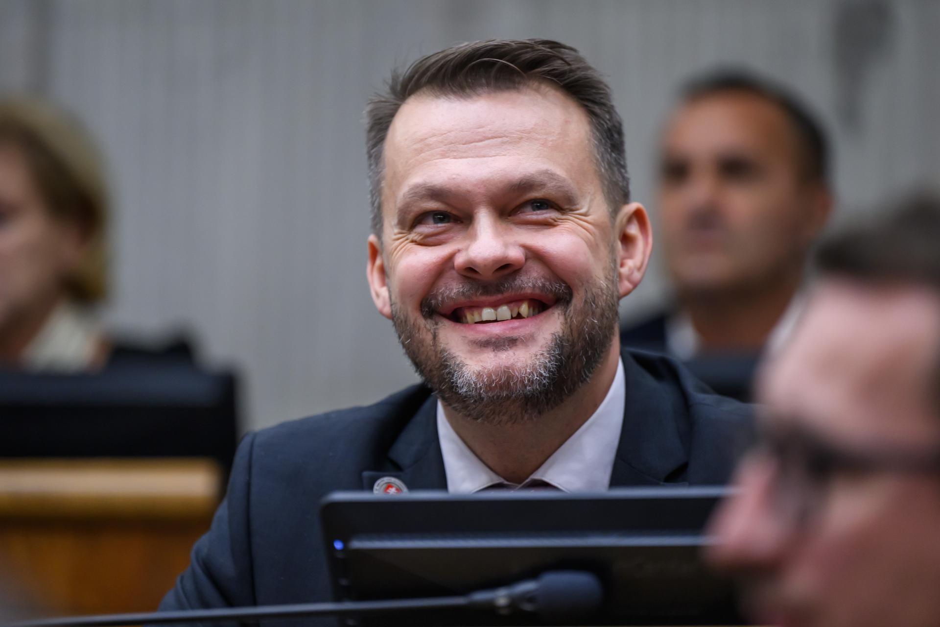 HNonline.sk - Fico sa práve pozerá do koaličných skladových zásob. O čo naozaj ide trom rebelom?