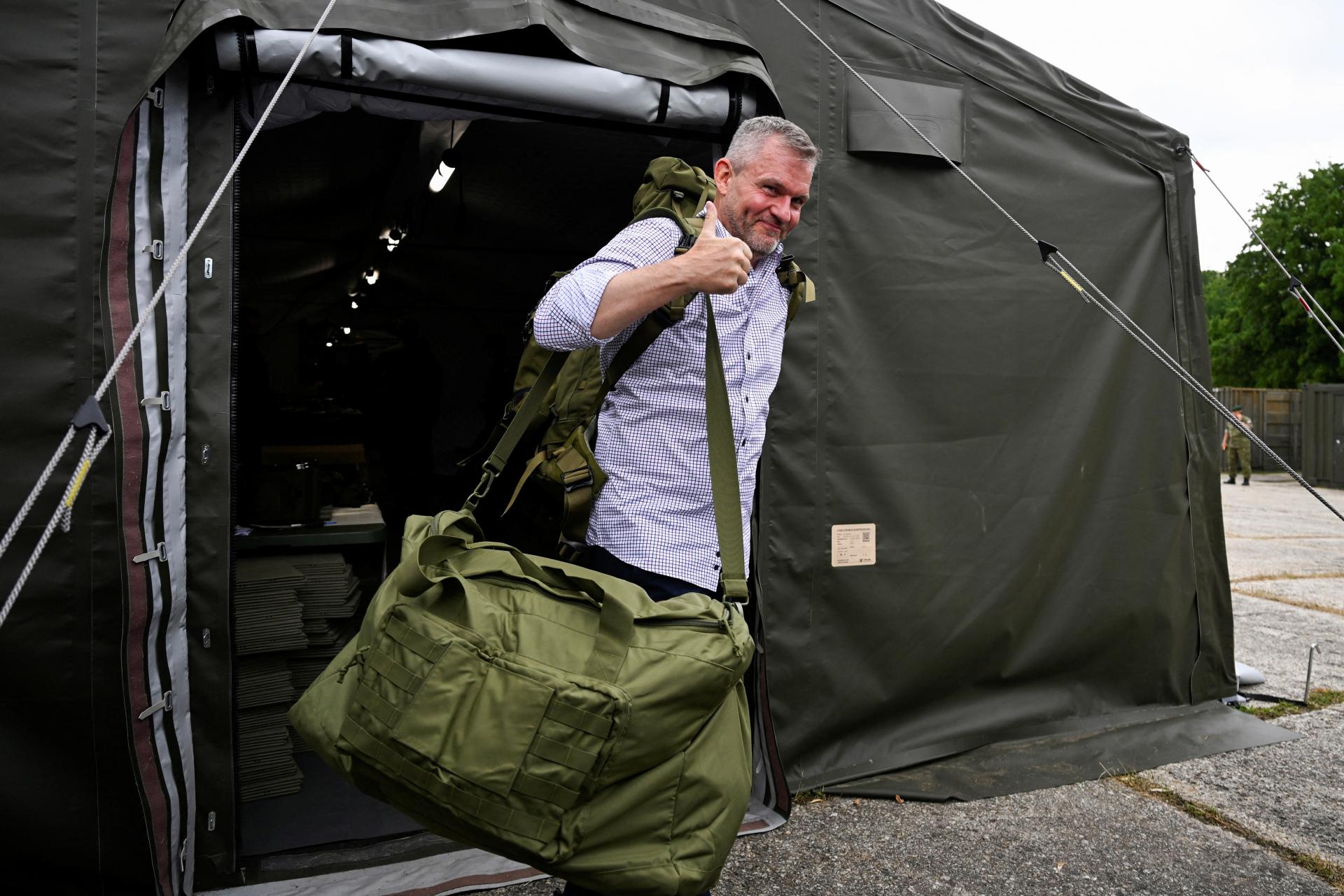 HNonline.sk - Pellegrini s Kaliňákom nastúpili na výcvik armádnych záloh: Nie je to reality šou ...