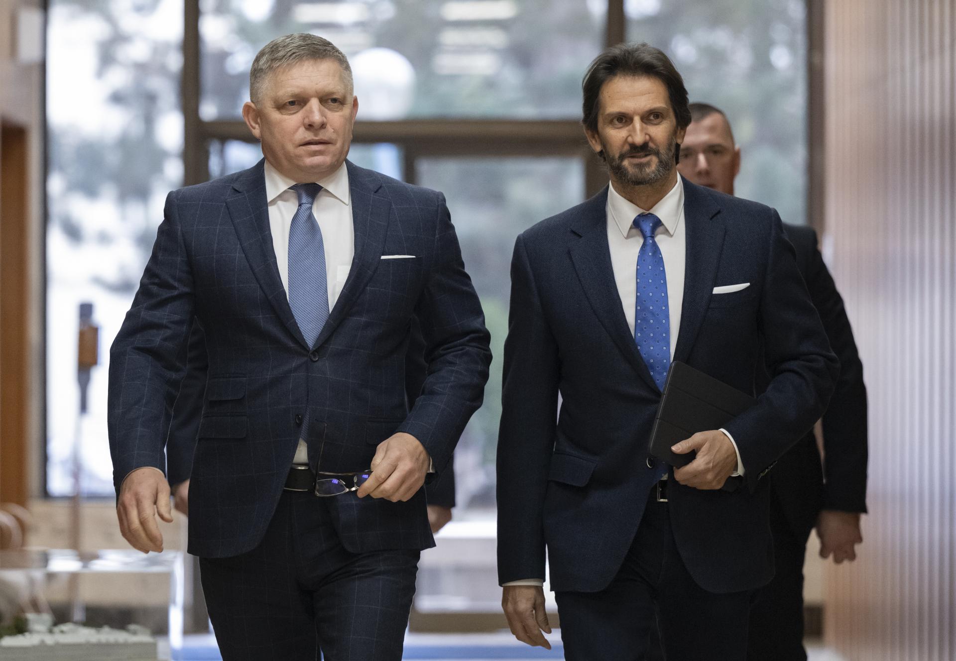 HNonline.sk - Fico priznáva rezervy, Kaliňák kritizuje neobratný štát. Trojica citlivých ...