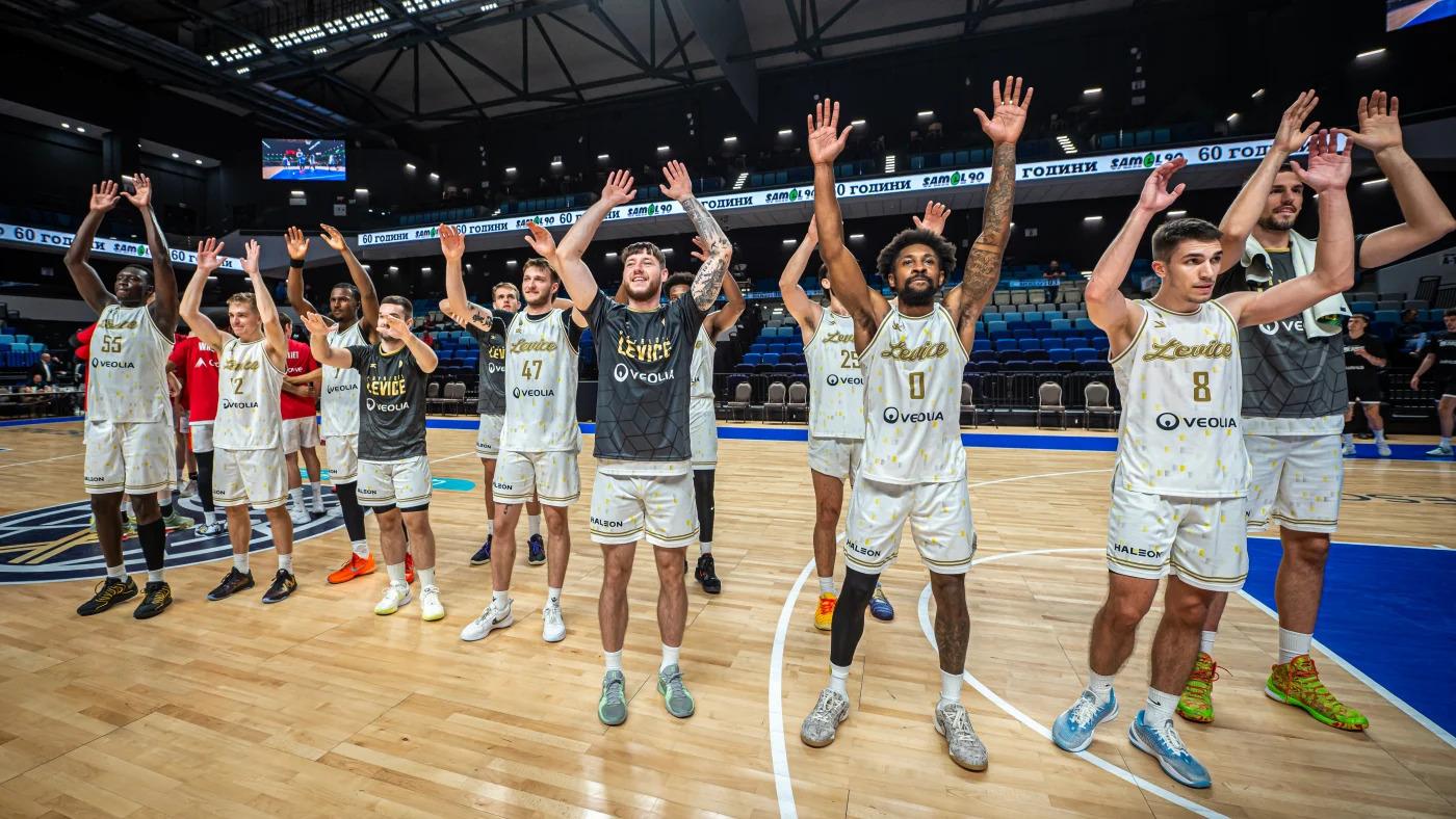 Neuveriteľná dráma a šťastie. Basketbalisti Levíc postúpili do Ligy majstrov trojkou v poslednej ...