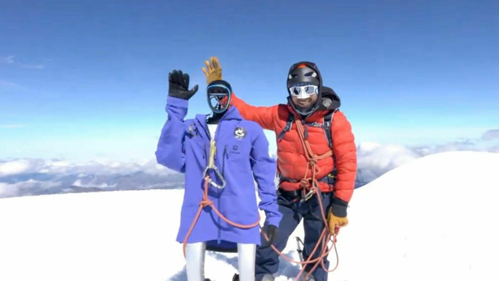 Humanoidný robot zdolal sopku, teraz mieri na Everest. Na bizarných ...